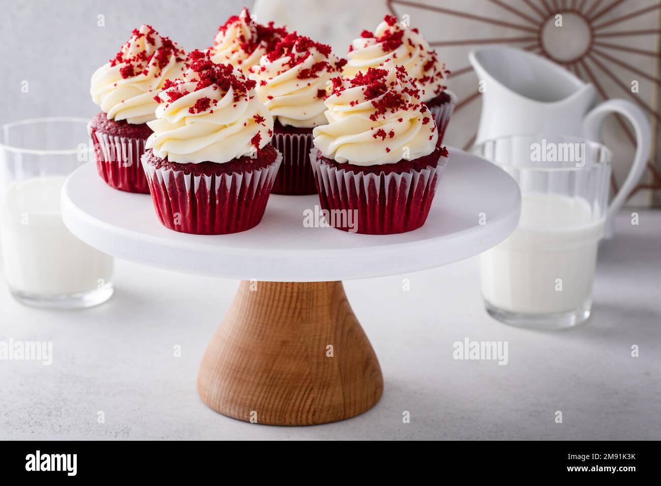 Red velvet cupcakes on a cake stand Stock Photo - Alamy