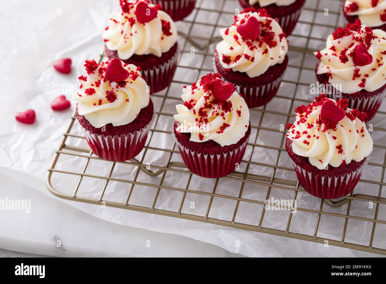 Cream cupcakes on cooling rack hi-res stock photography and images - Alamy