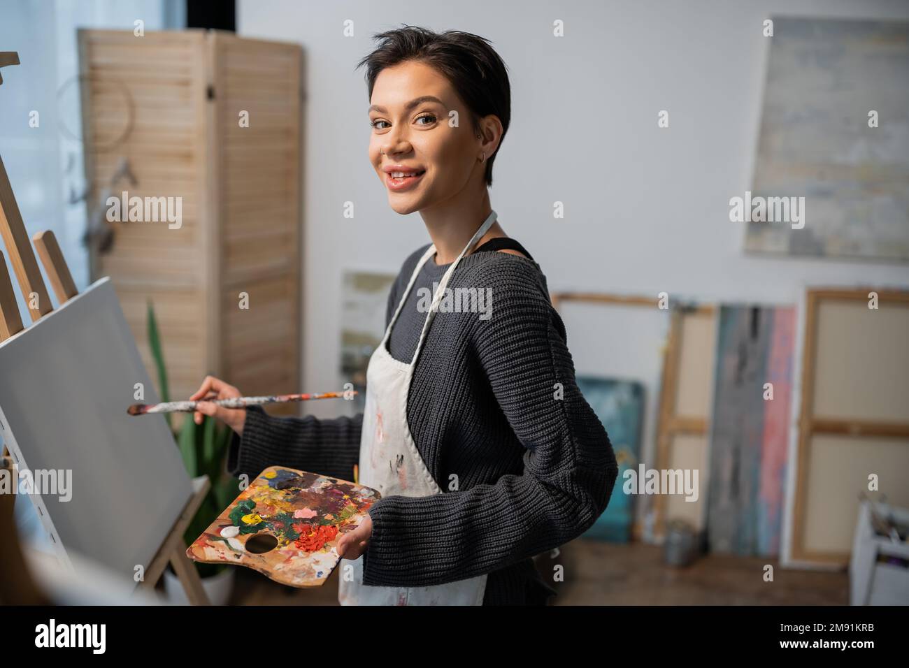 Artist looking at blank canvas hi-res stock photography and images - Alamy