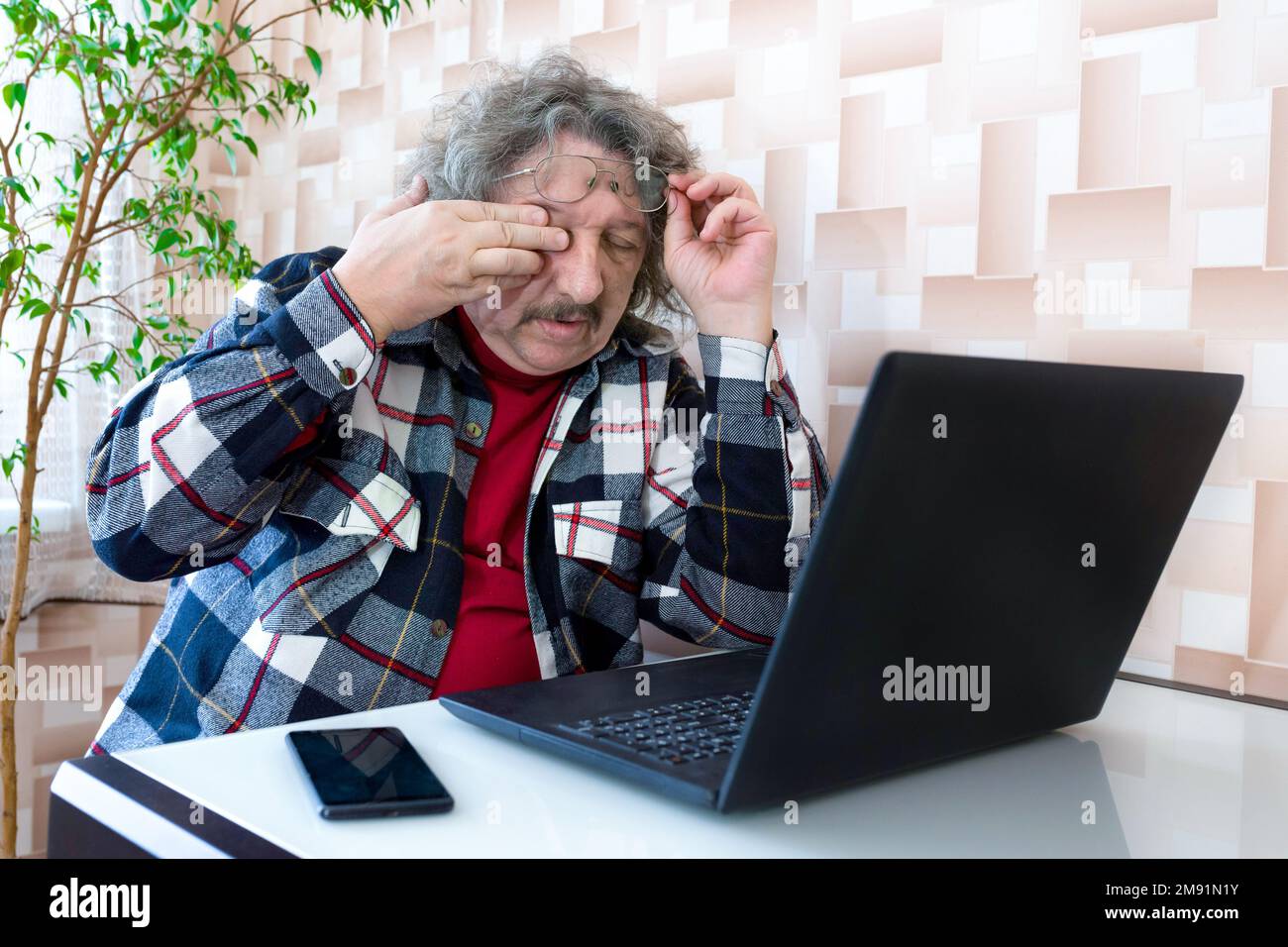 Elderly tiredness hi-res stock photography and images - Alamy