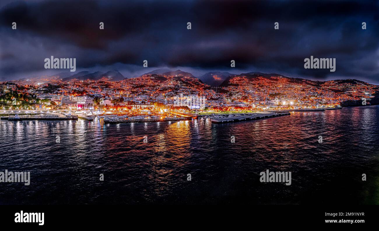 HDR Panorama Funchal bei Nacht - HDR Panorama Funchal at night Stock ...