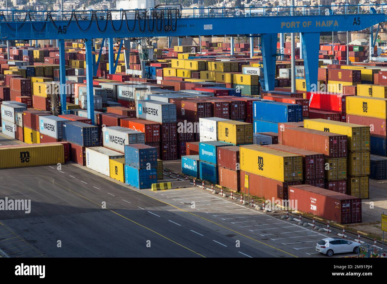 Shipping containers dockyard hi-res stock photography and images - Alamy