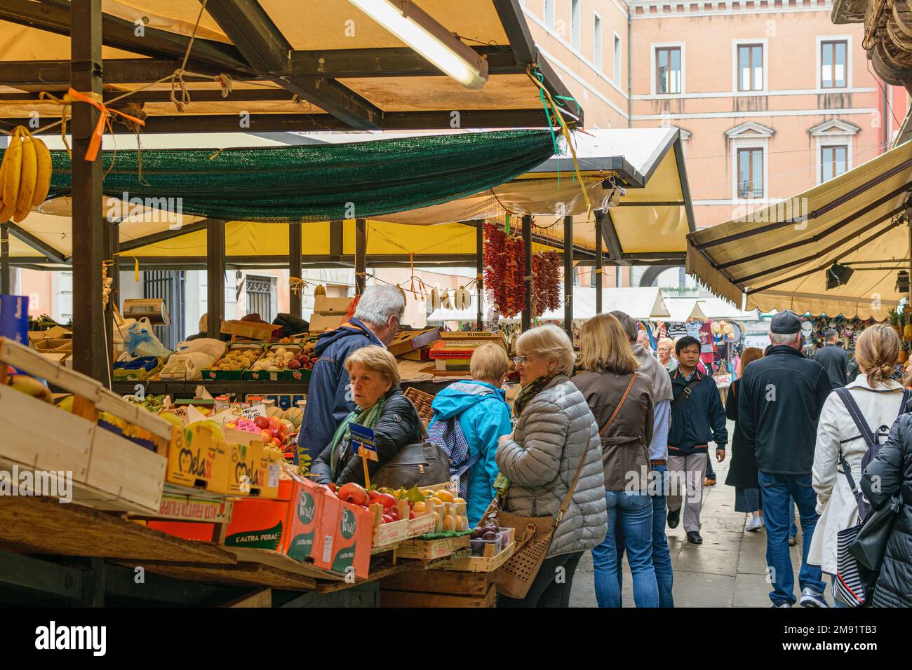 A street market in Venice Stock Photo - Alamy