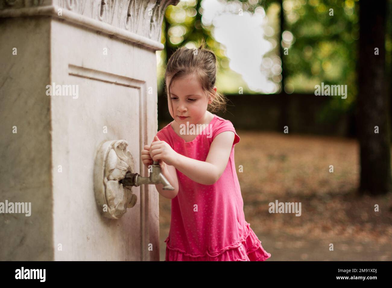 3 girls in water hi-res stock photography and images - Alamy