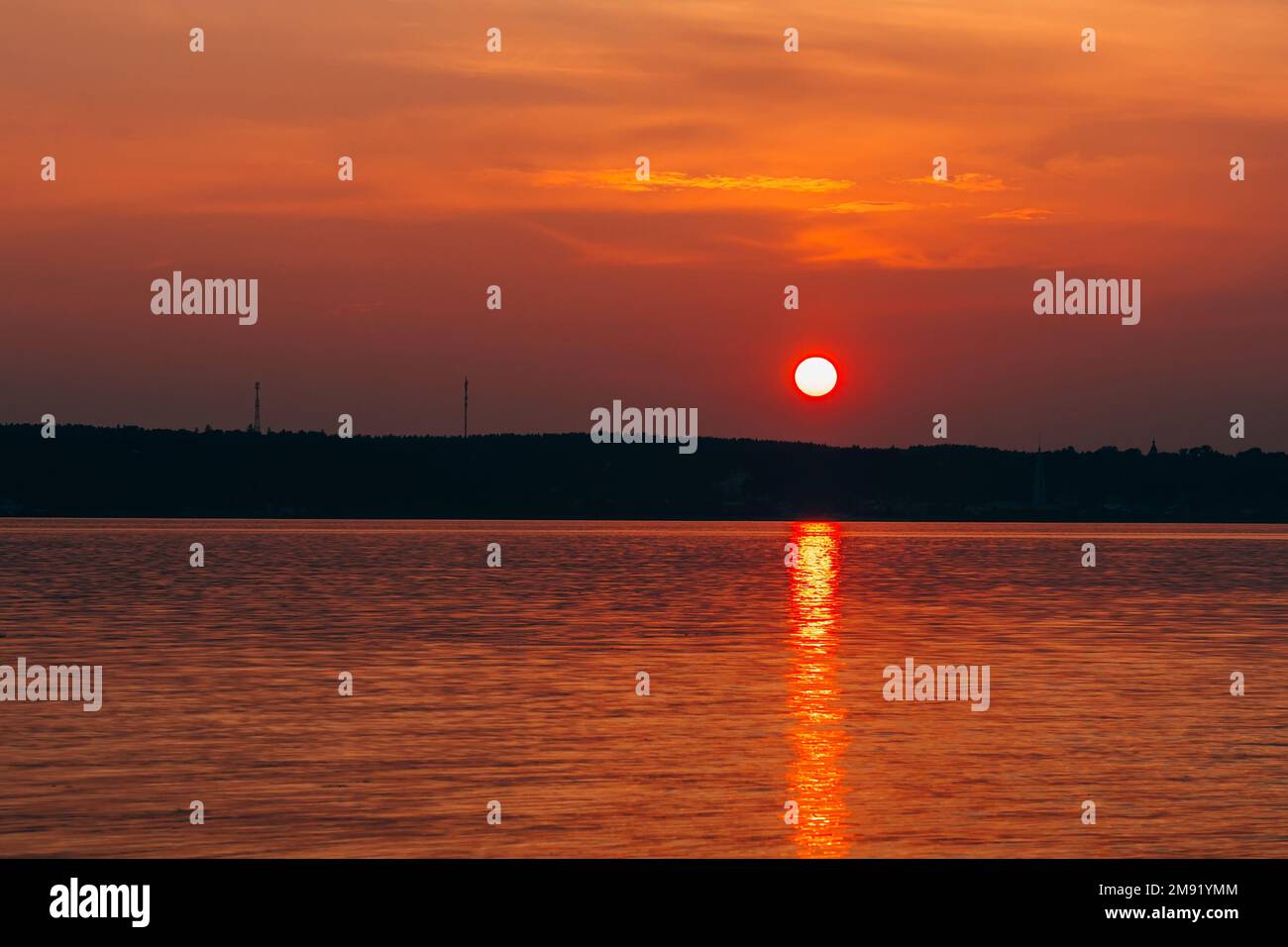 Big red sun hi-res stock photography and images - Alamy