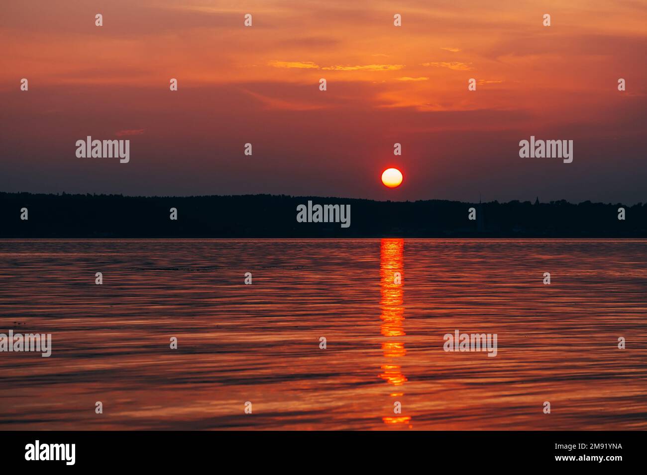 Big red sun hi-res stock photography and images - Alamy