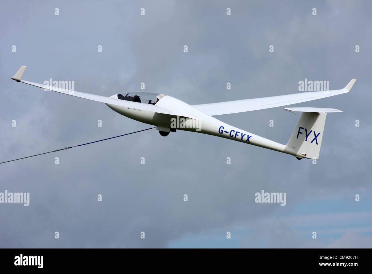 Schempp-Hirth Discus bT glider takes off from Camphill Farm Derbyshire ...