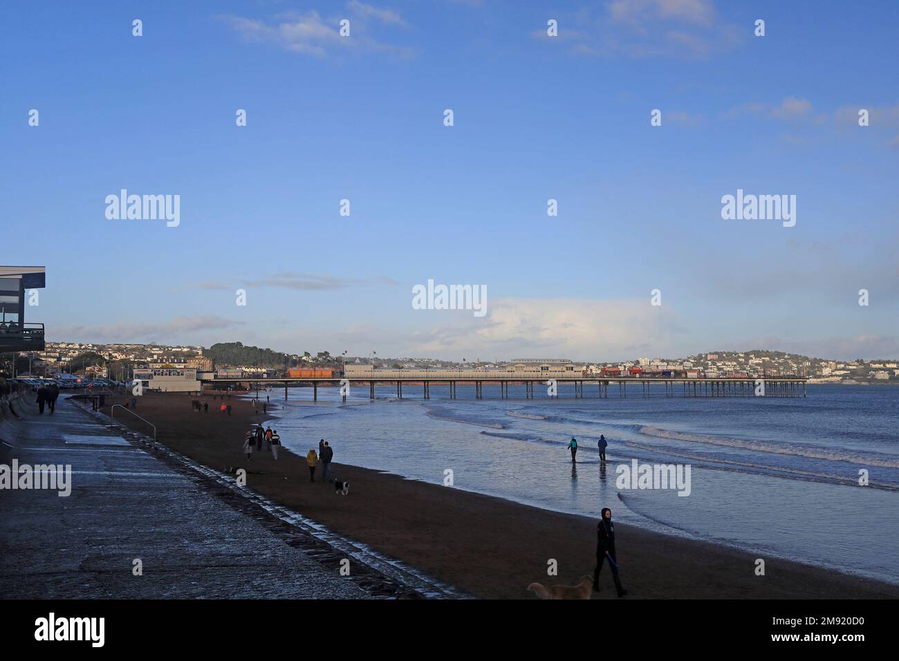 Early evening, Paignton beach and promenade, winter 2023, January. cym ...