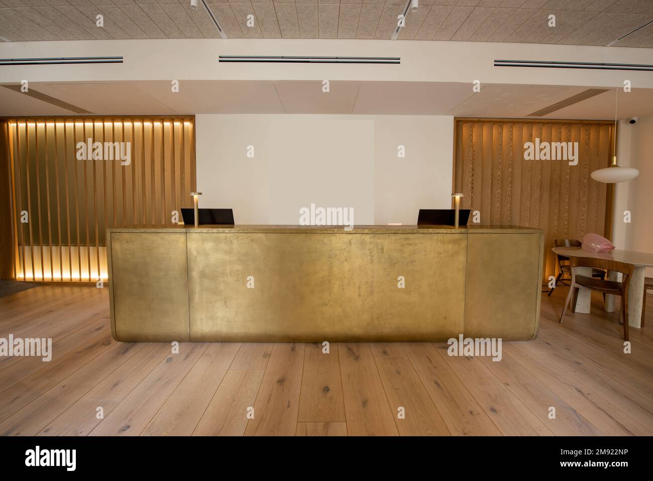 Luxury hotel reception desk hi-res stock photography and images - Alamy