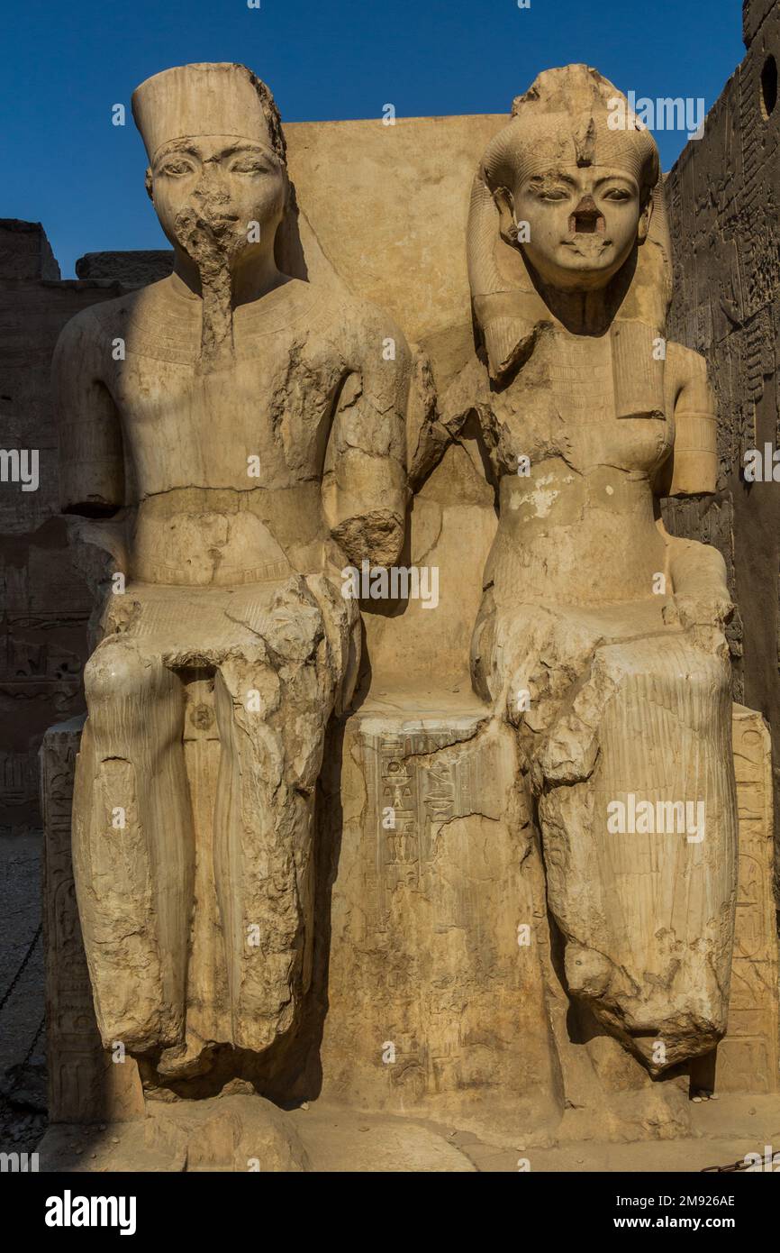 Statue of King Tutankhamun and wife at the Luxor temple, Egypt Stock ...