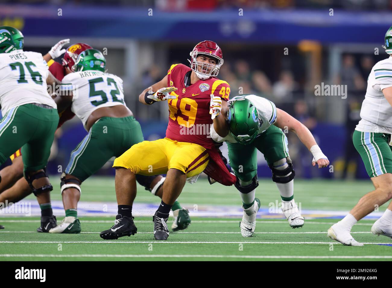 Southern California Trojans defensive lineman Tuli Tuipulotu (49 ...