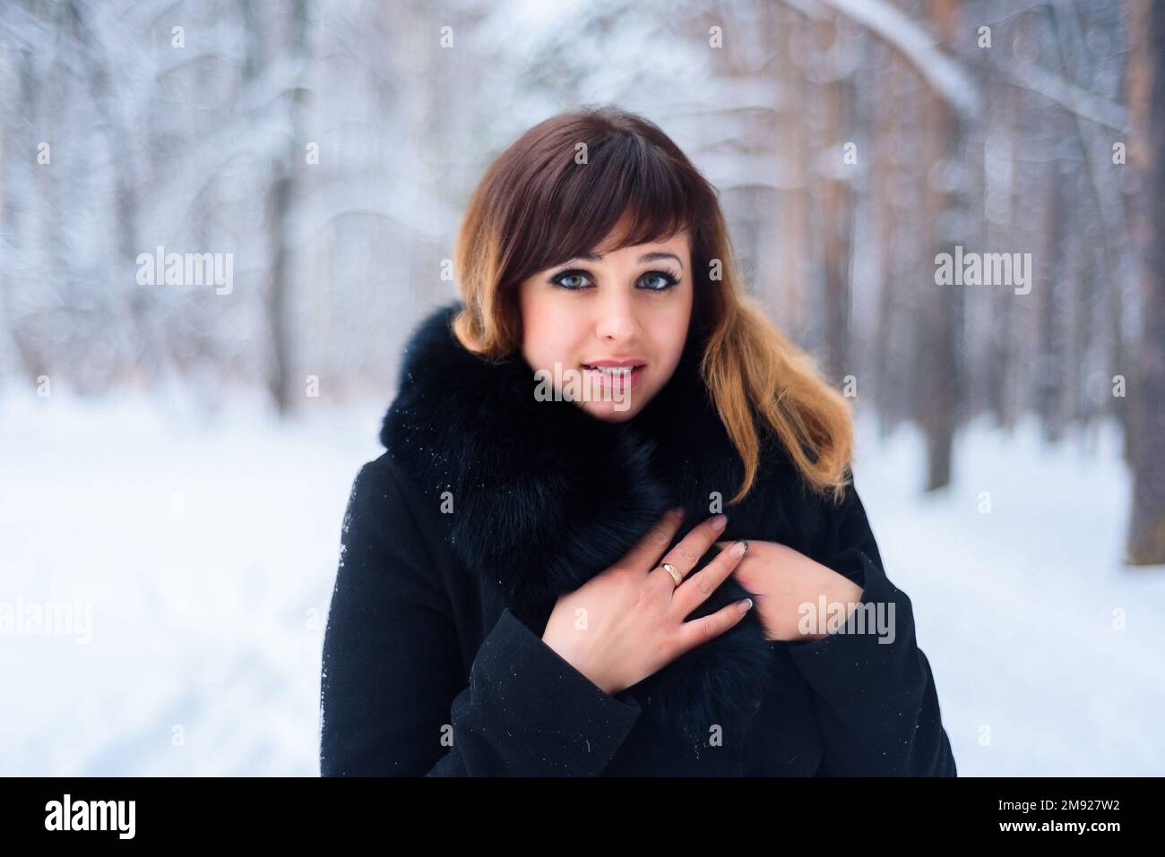 Beautiful girl in winter hi-res stock photography and images - Alamy