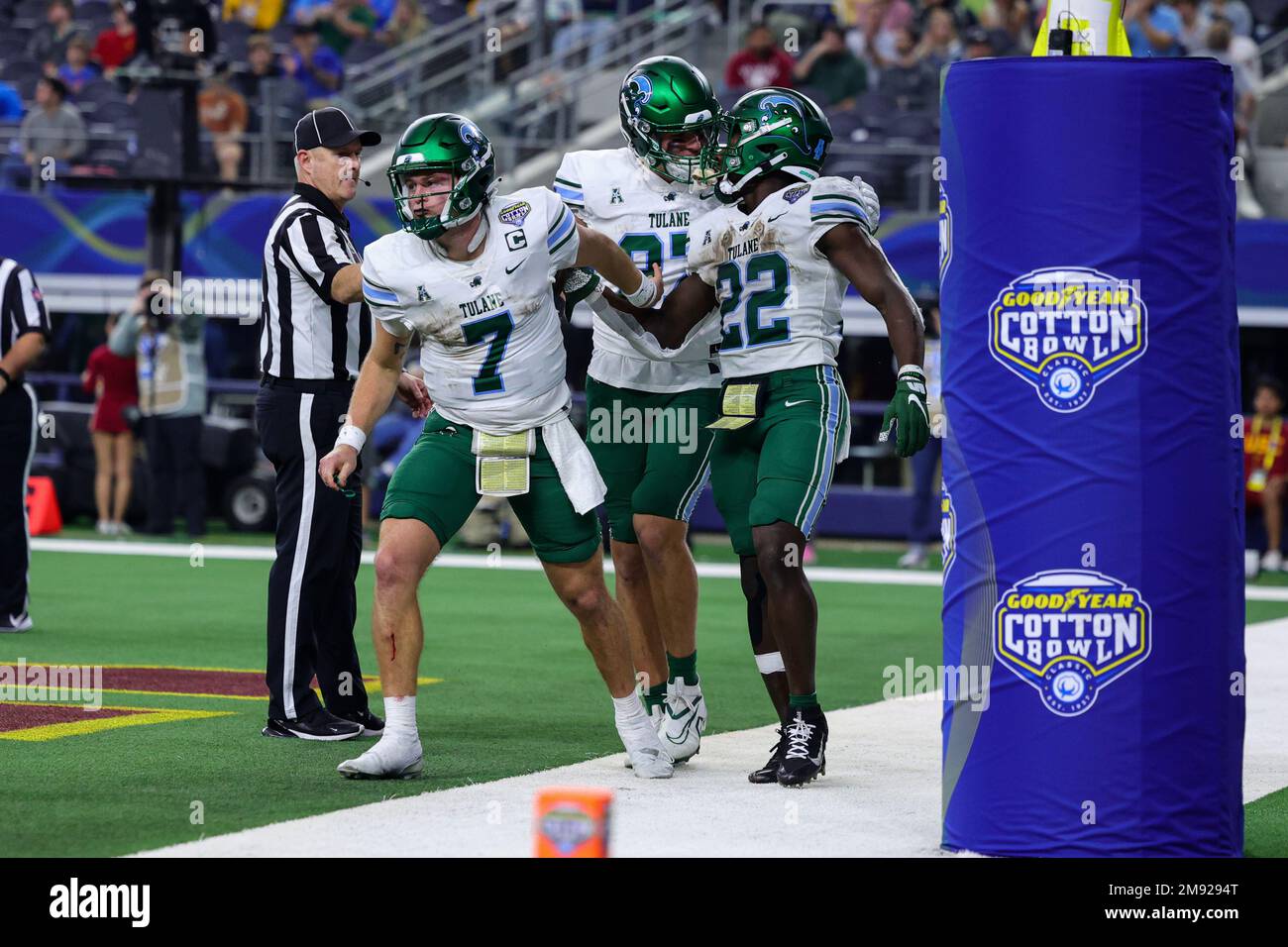 Tulane Green Wave running back Tyjae Spears (22) scores a touchdown on ...
