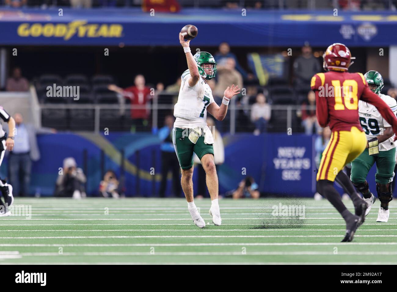 Tulane Green Wave quarterback Michael Pratt (7) makes a pass late in ...