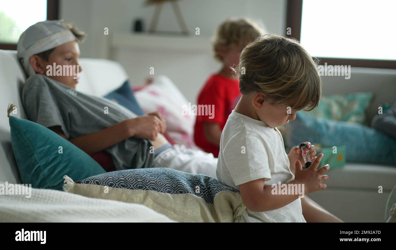 Kids staying home hi-res stock photography and images - Alamy