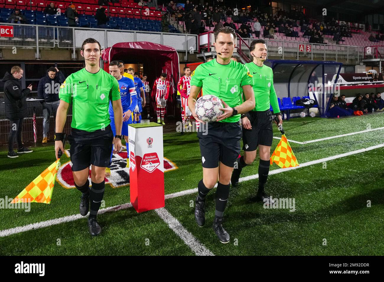 OSS, NETHERLANDS - JANUARY 16: assistant referee Michael Osseweijer ...