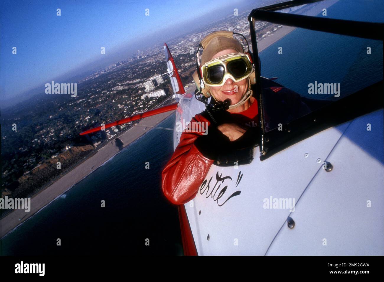 Plane over los angeles california hi-res stock photography and images ...