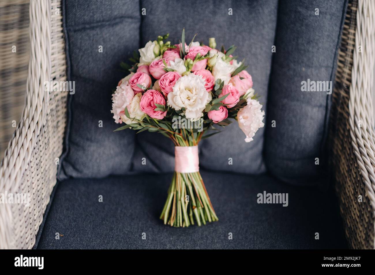 The bride's wedding bouquet of fresh rose flowers. Wedding details ...