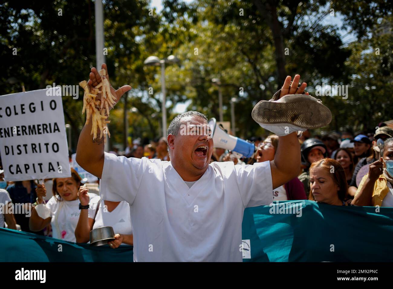 Caracas, Venezuela. 15th Jan, 2023. A man holds up chicken paws and a ...