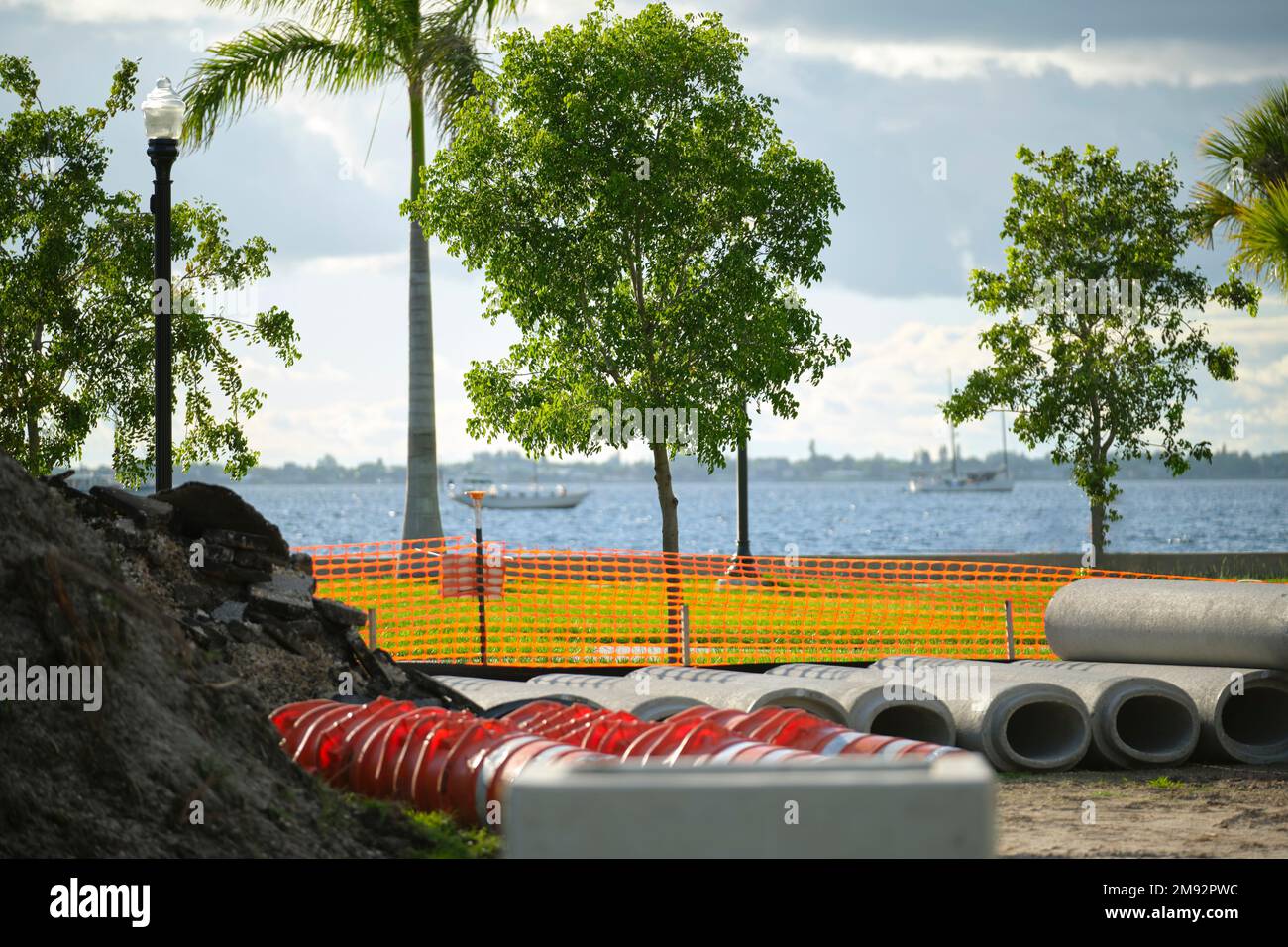 Hazard mesh fence hi-res stock photography and images - Alamy