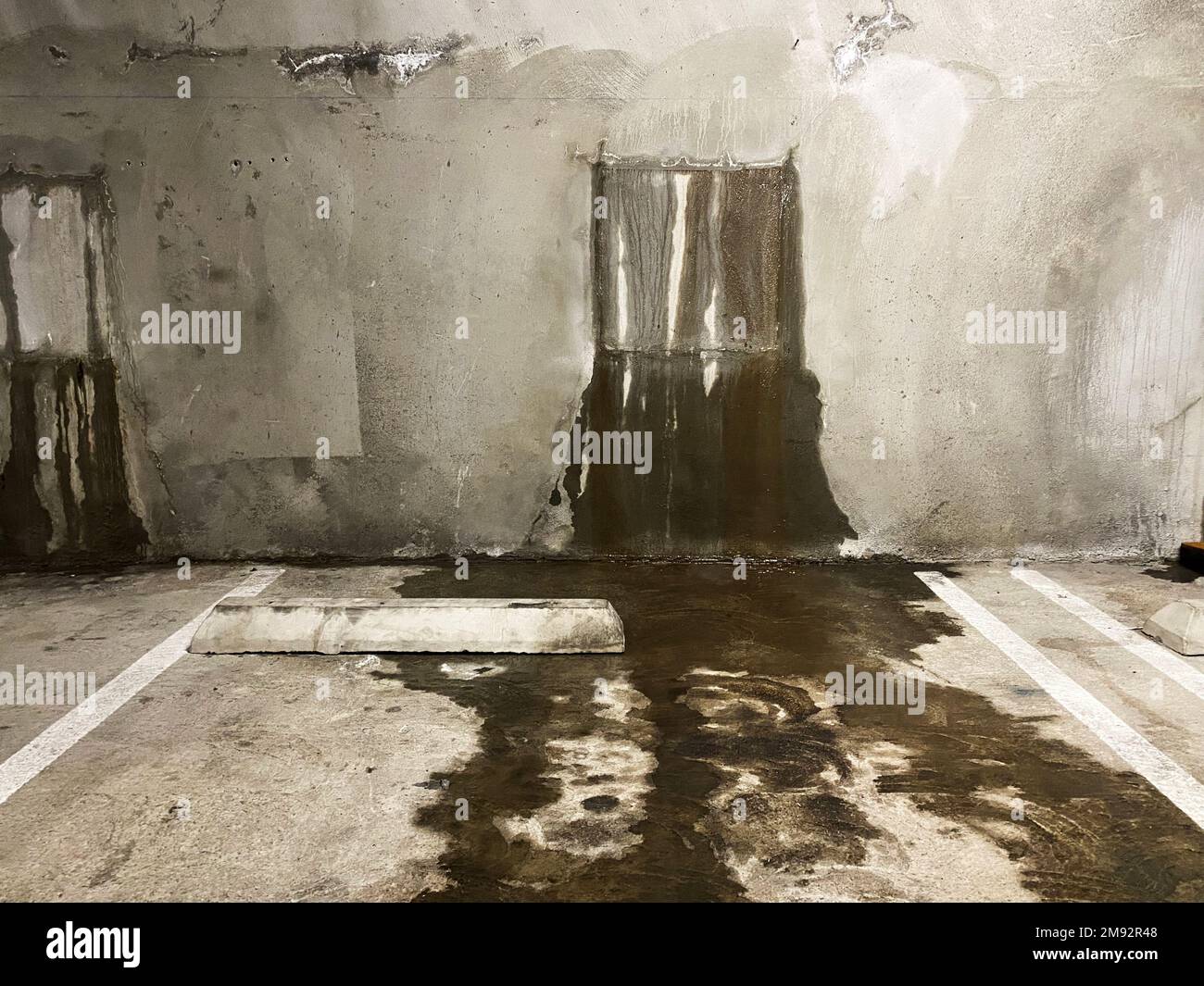 Leaking walls with water damage Stock Photo - Alamy