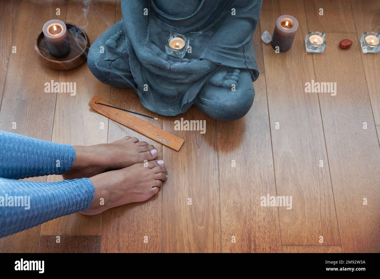 Woman meditate home statue hi-res stock photography and images - Alamy