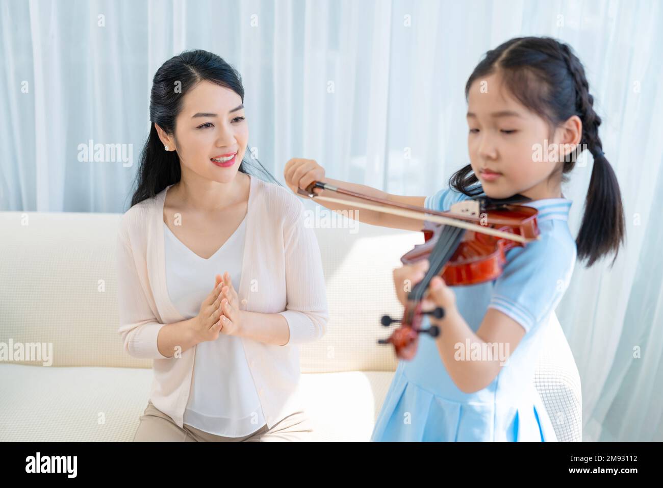 Asian girl child playing violin hi-res stock photography and images - Alamy