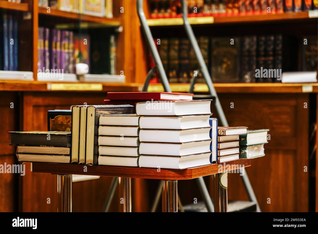 Study table books hi-res stock photography and images - Alamy