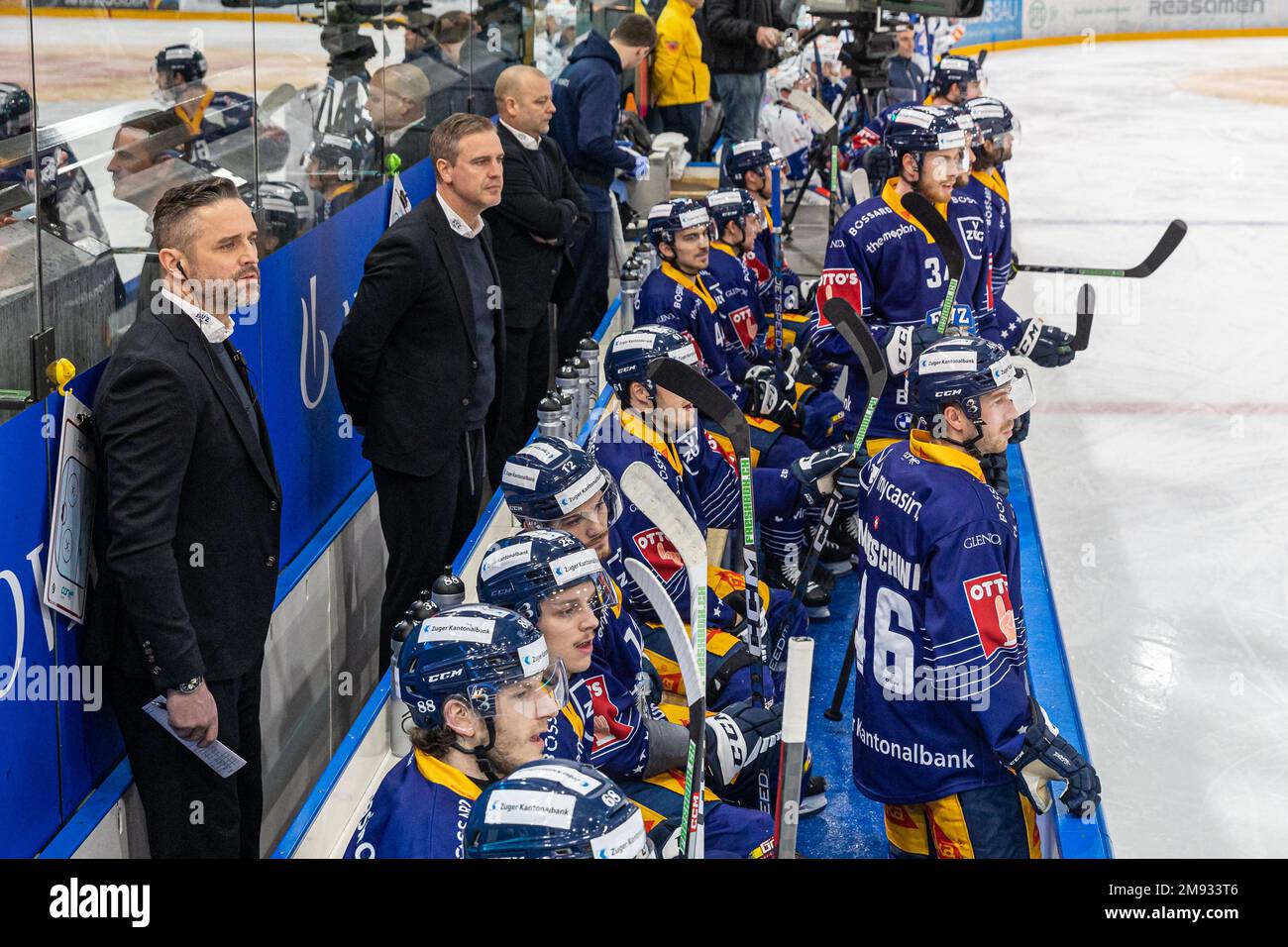 The Zug players' bench around assistant coach Josh Holden (EV Zug) and ...