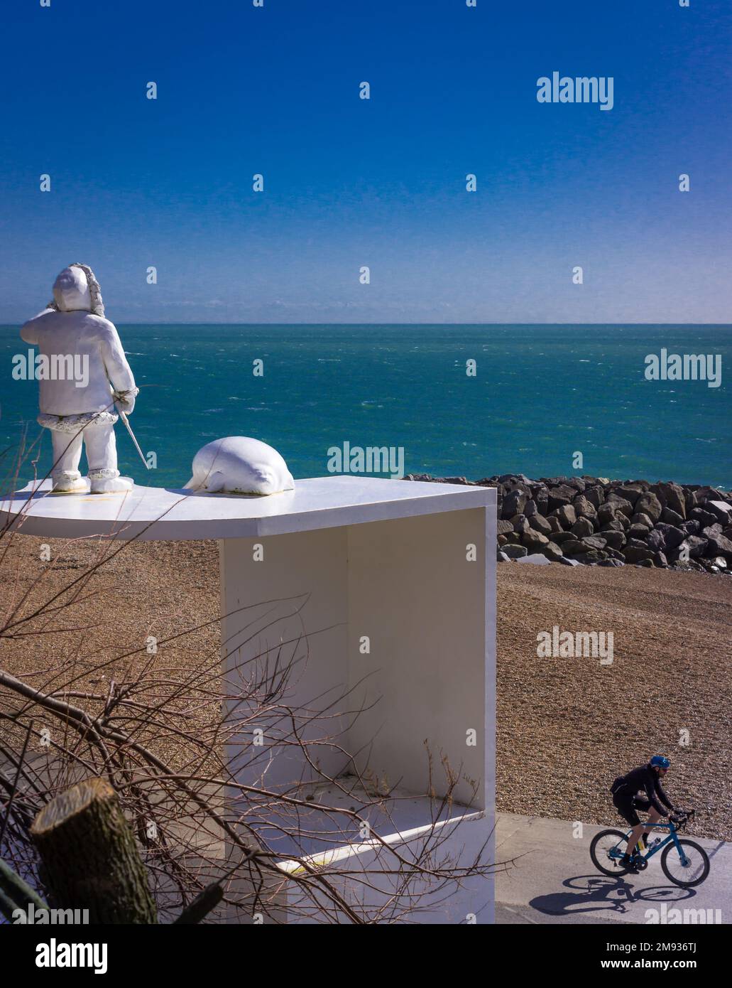 Eskimo and seal statue hi-res stock photography and images - Alamy