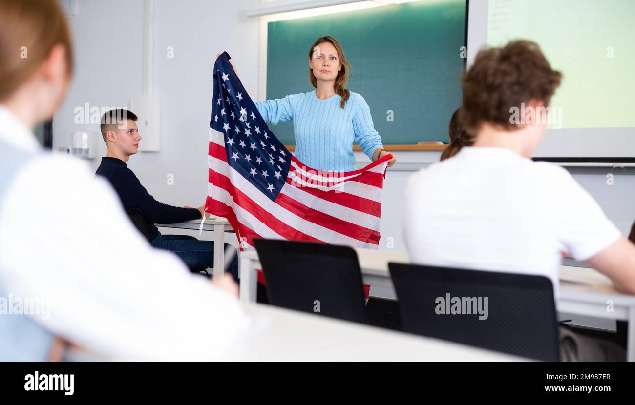 Female teacher shows students hi-res stock photography and images - Alamy