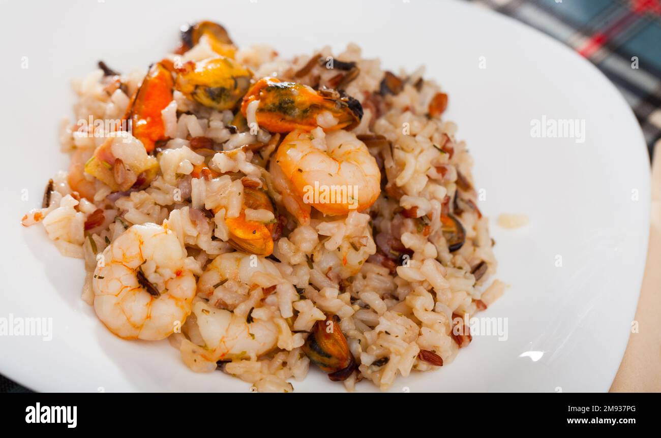 Rice with shrimps and mussels Stock Photo - Alamy