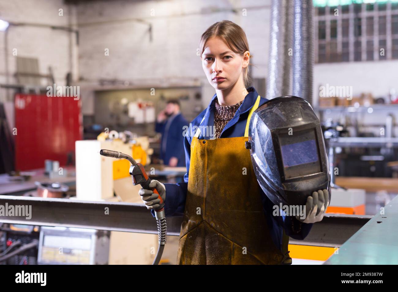 Portrait of female welder in factory workshop Stock Photo - Alamy