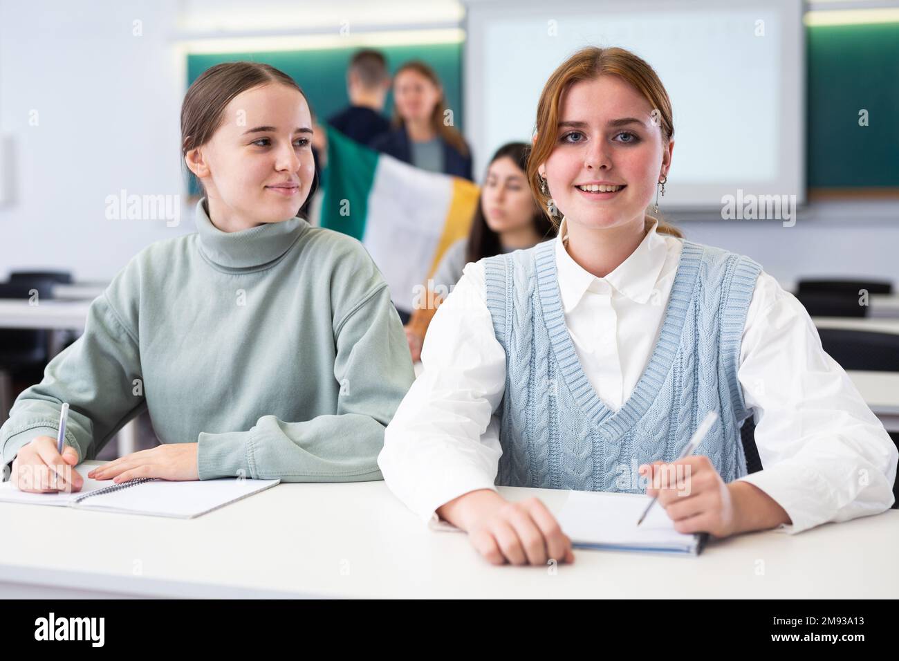 Group students standing behind hi-res stock photography and images - Alamy