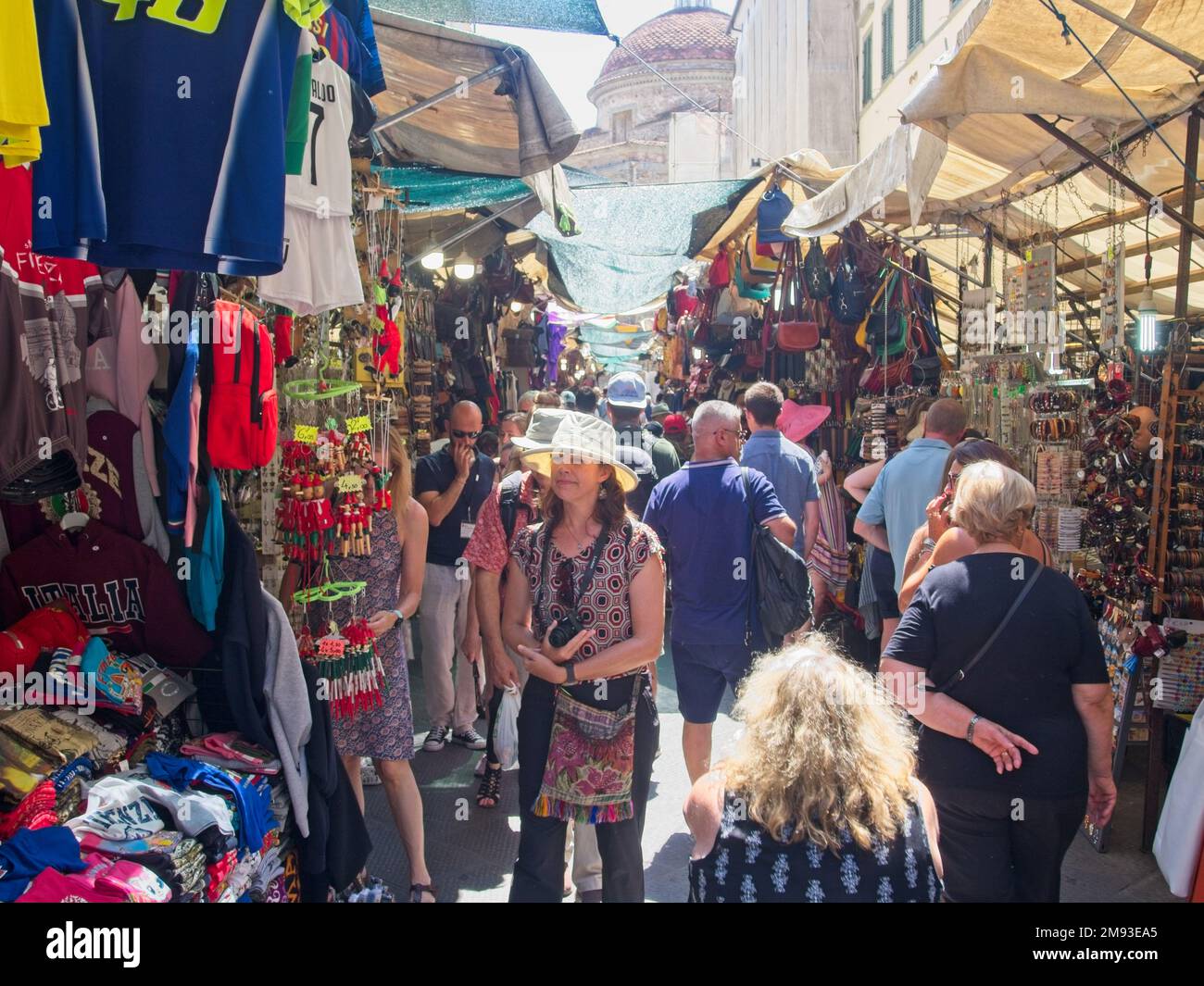 Tourists shopping in florence hi-res stock photography and images - Alamy