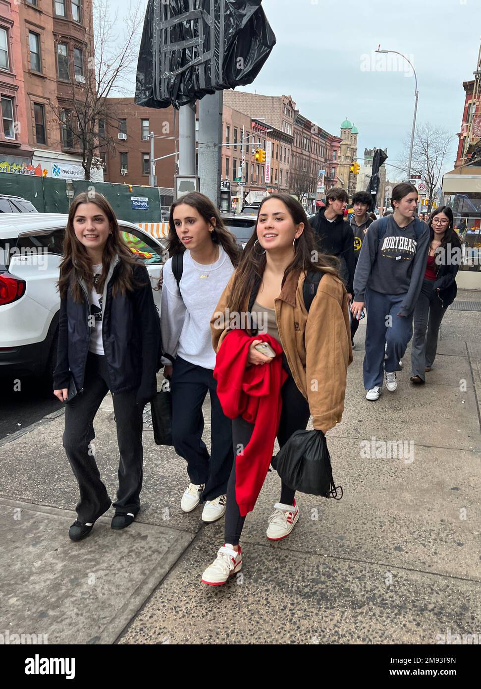 Us high school students walking together hi-res stock photography and ...