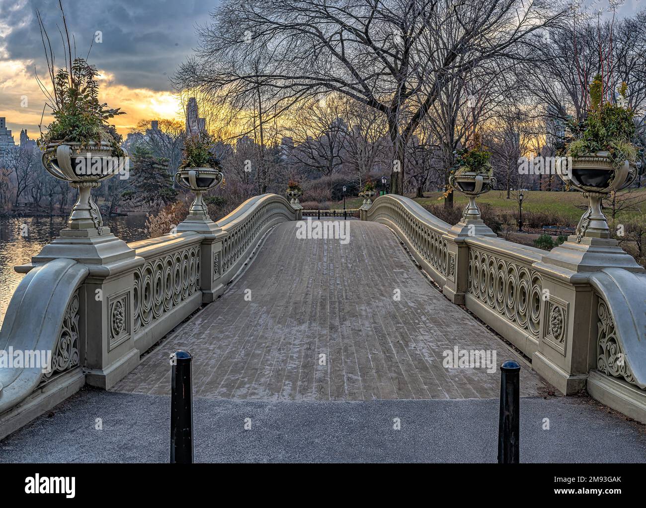 Bow bridge, Central Park, New York City in early morning at sunrise ...