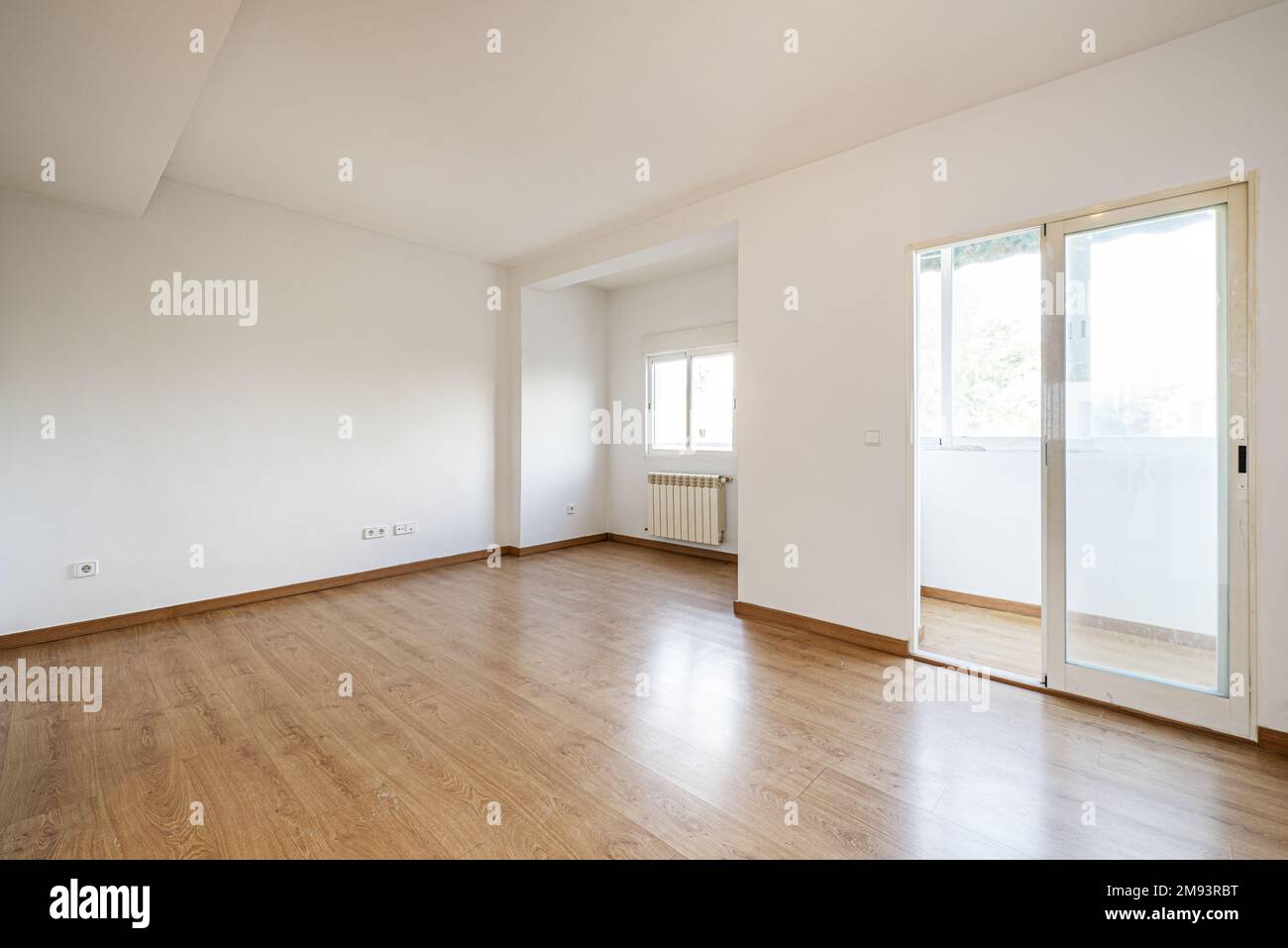 White empty room closed door hi-res stock photography and images - Alamy