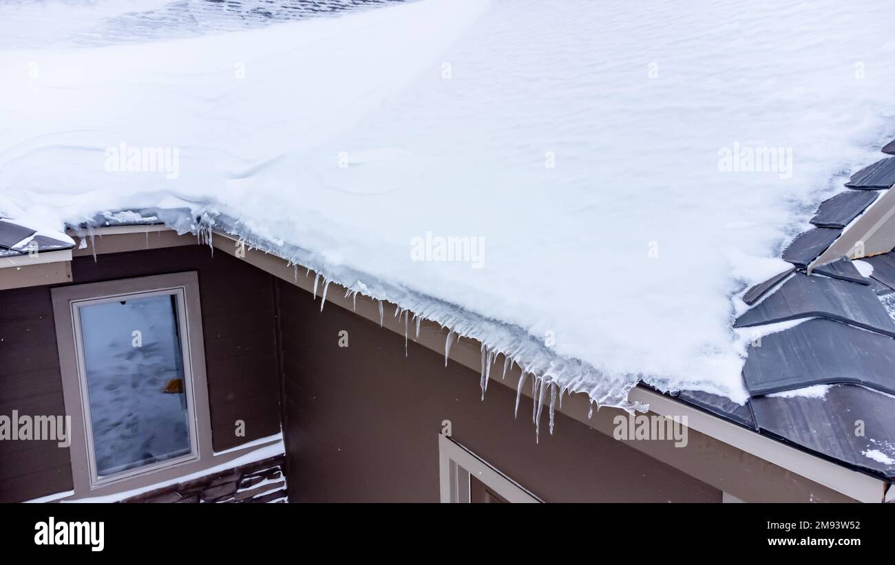 Elevated view of an ice dam and snow on a residential roof Stock Photo ...