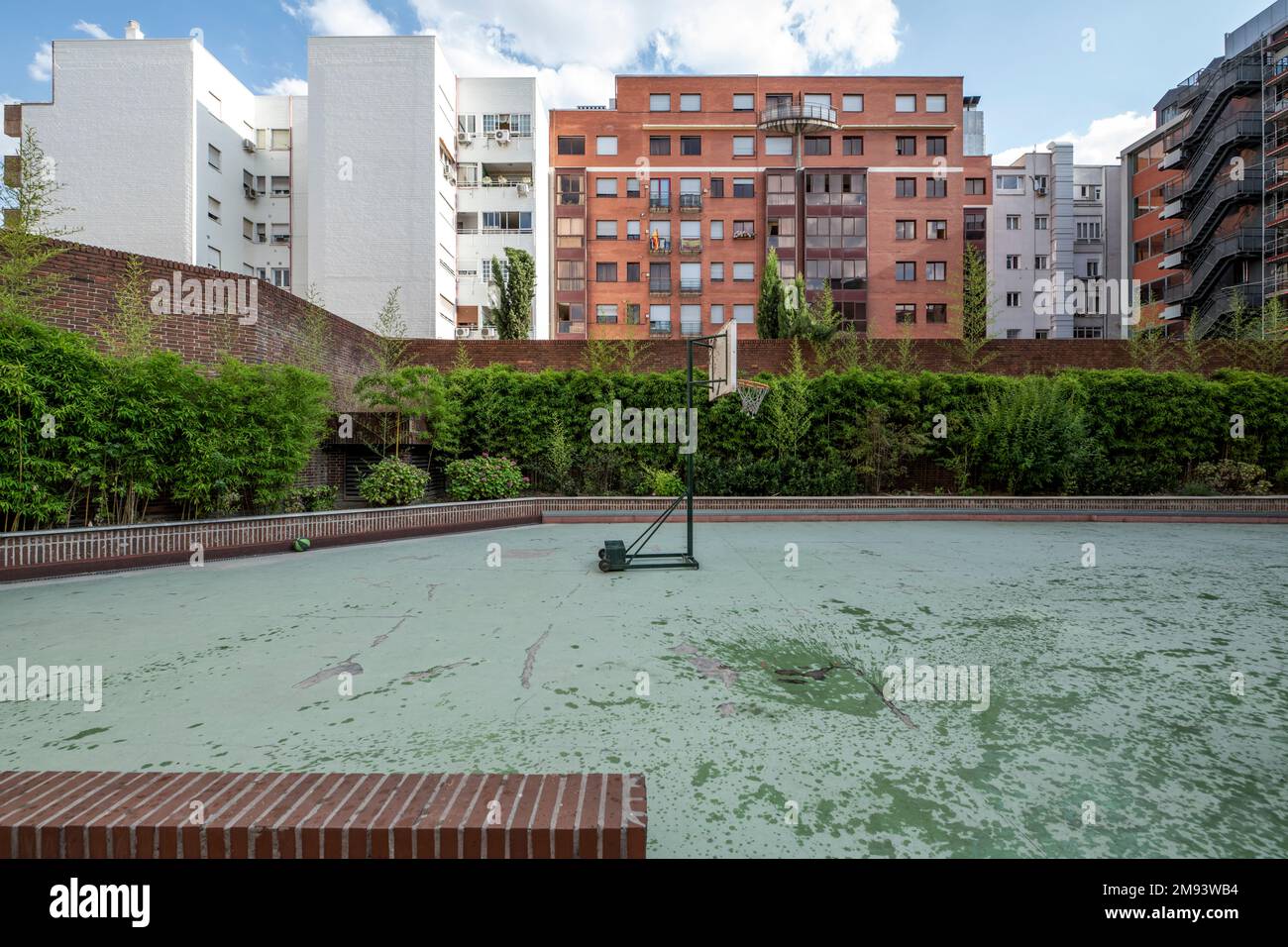 Common areas of the inner courtyard of the block with gardens, hedges ...
