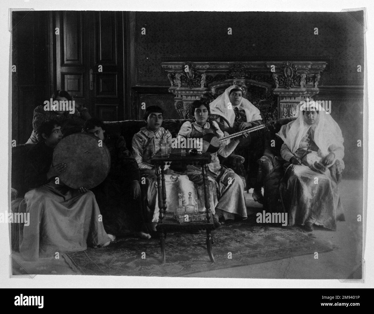 Women playing musical instruments hi-res stock photography and images ...