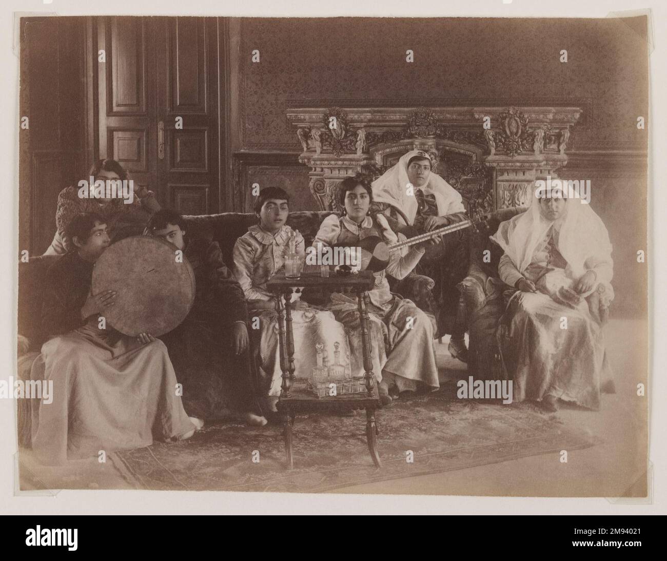 Women playing musical instruments hi-res stock photography and images ...