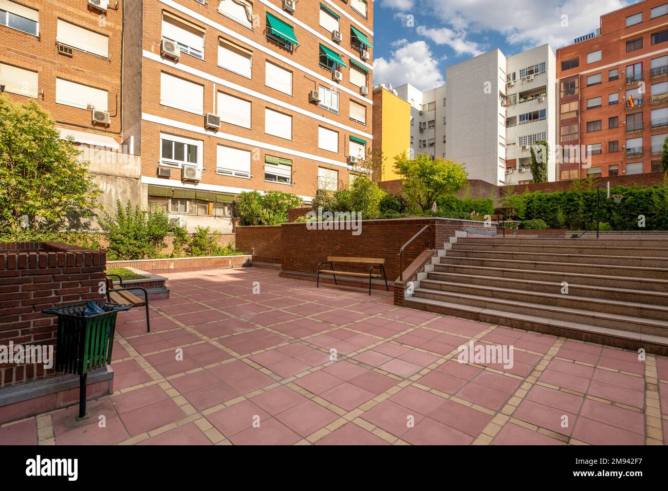 Common areas of the inner courtyard of the block with gardens, hedges ...