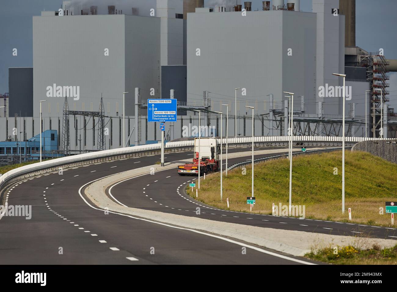 Smoking power plant and industrial complex Stock Photo - Alamy