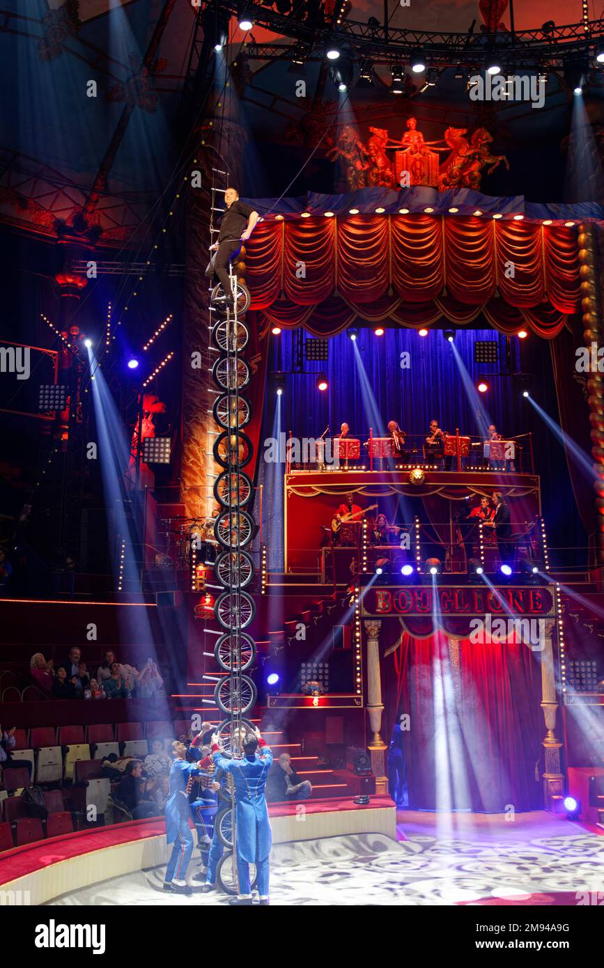 Paris, France. 15th Janv, 2023. Pavel Valla Bertini on his high-rise unicycle performs during ...