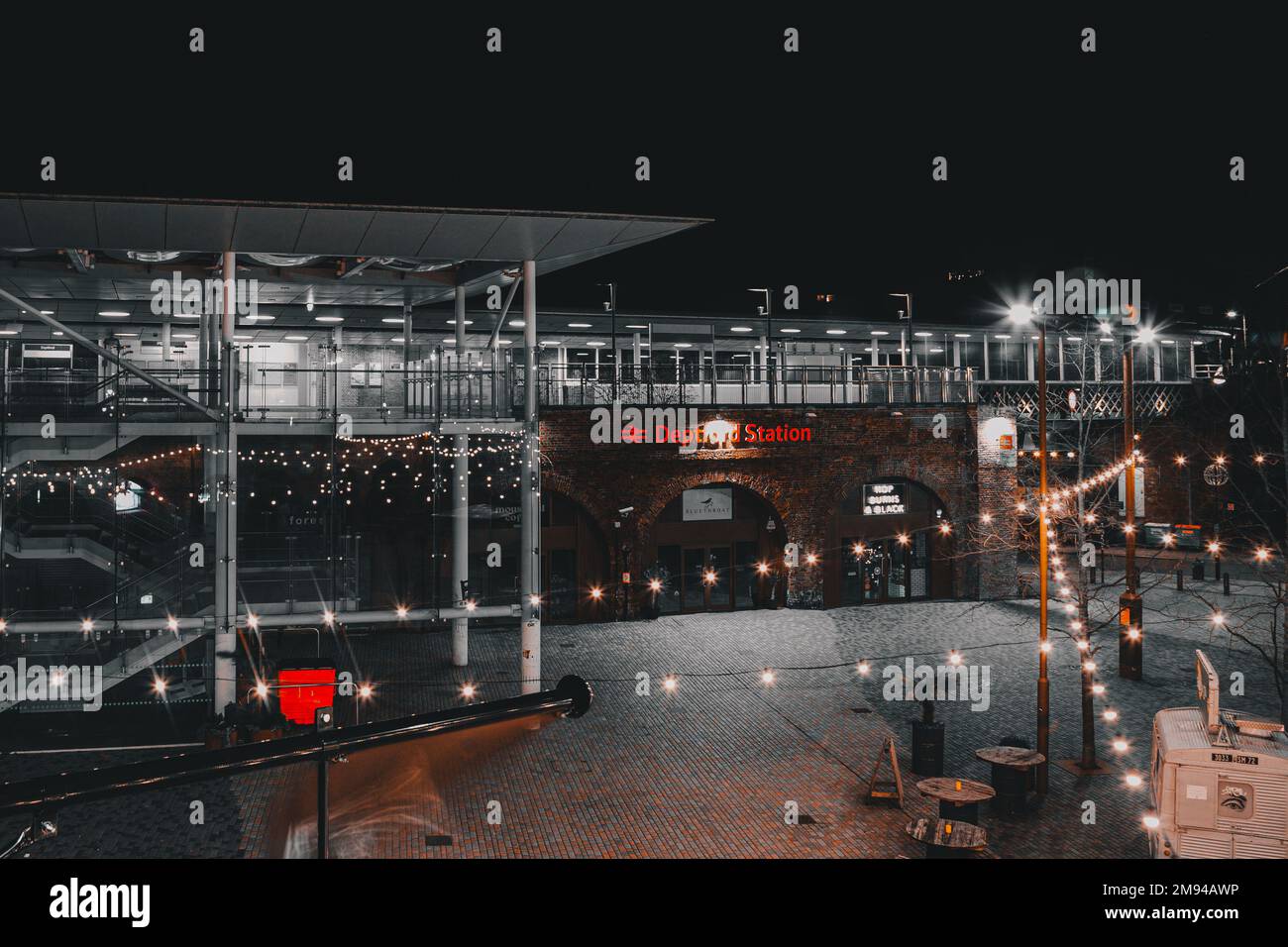 Elizabeth line station platform hi-res stock photography and images - Alamy