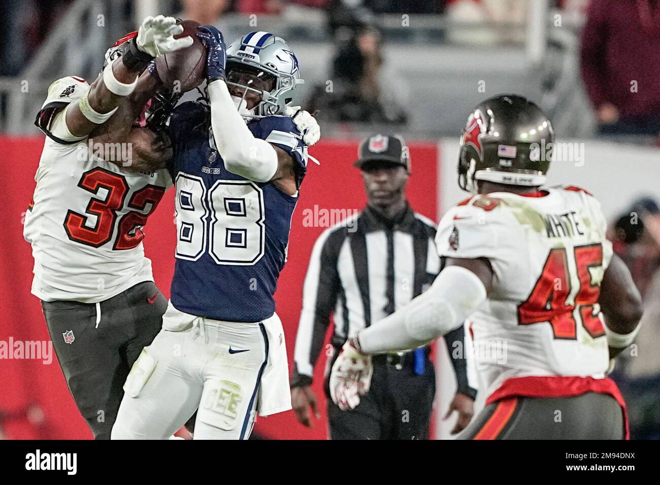 Dallas Cowboys wide receiver CeeDee Lamb (88) makes the catch against ...