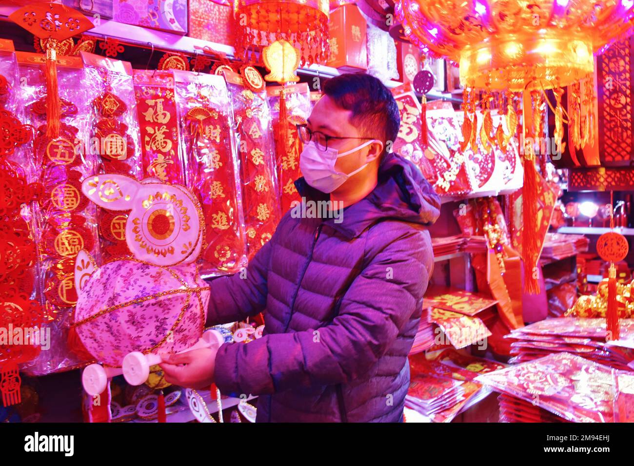 People select decorations for Spring Festival on the day of Little New ...