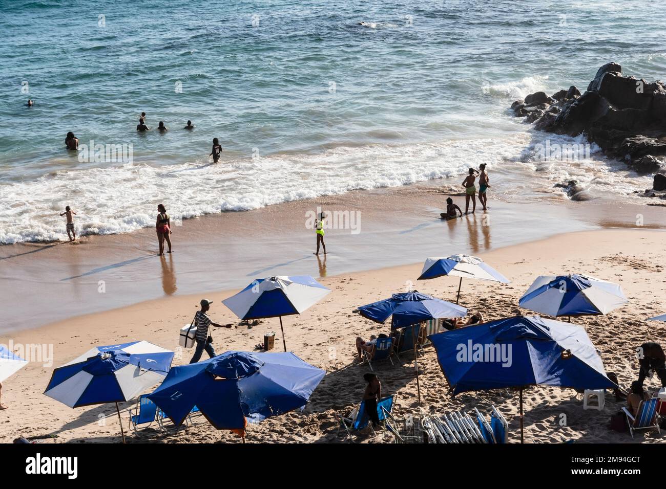 A crowd resting at the sandy Farol da Barra beach Stock Photo - Alamy