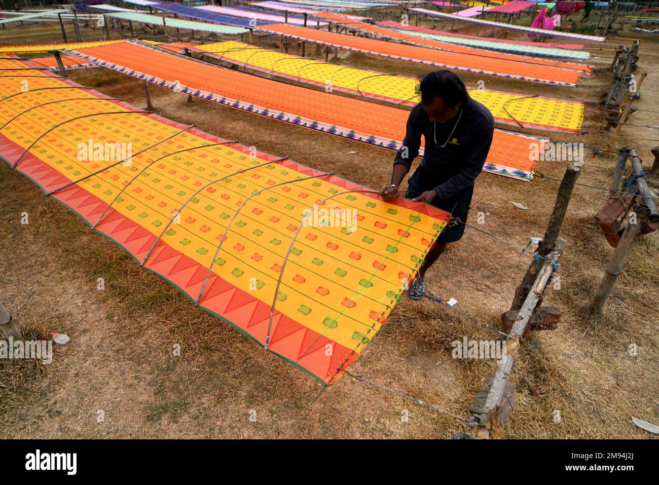 Shantipur, India. 14th Jan, 2023. A weaver seen polishing the threads ...